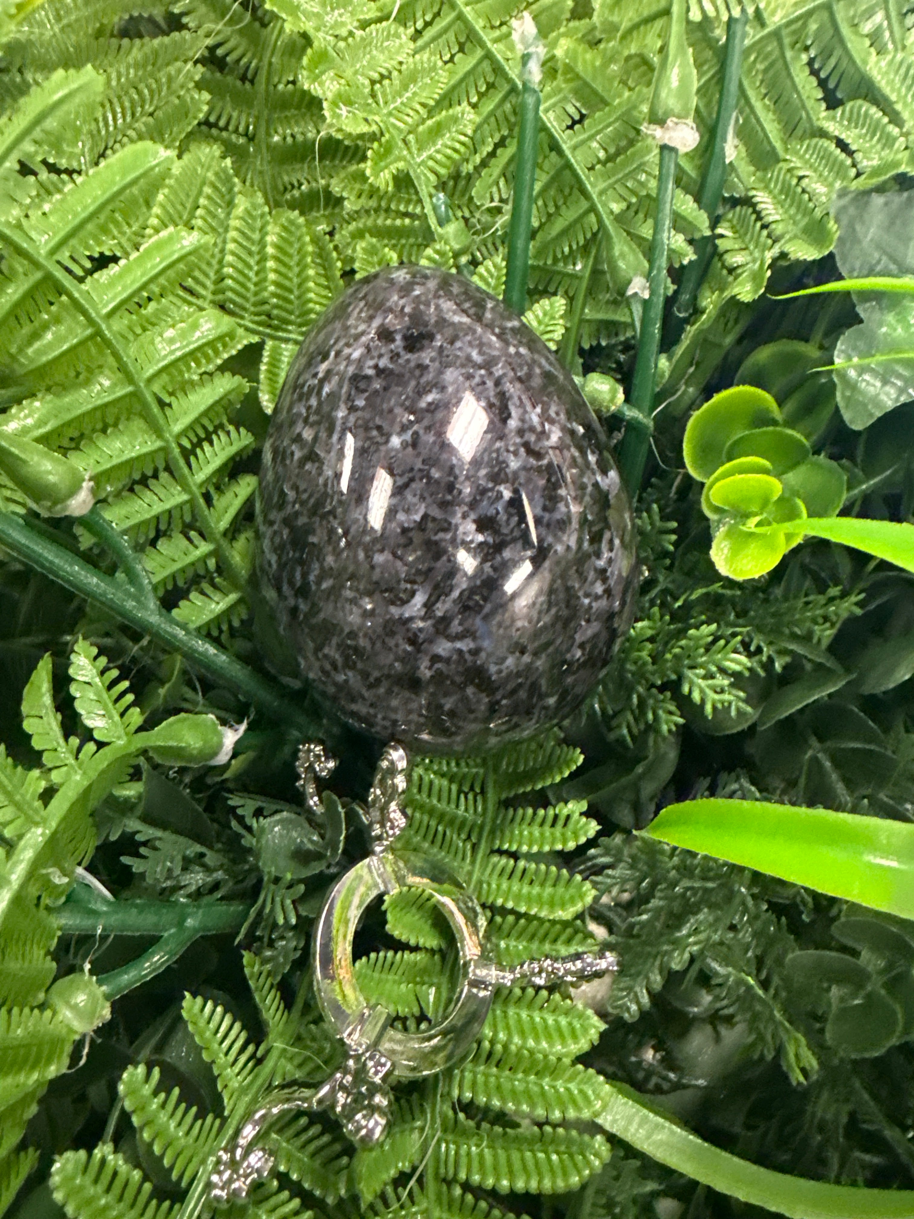 Huevo de Coppernite Mediano con base – Cuarzos y Mas